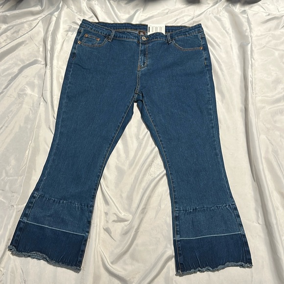 HUE | Jeans | Nwt Hue Cropped Flare Jeans Sz 618 | Poshmark